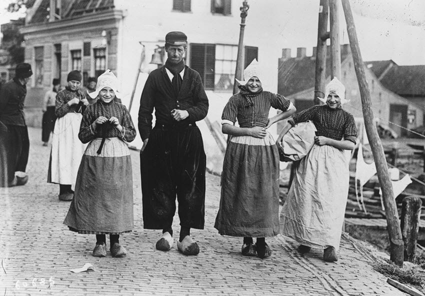 30 Vintage Photographs of Dutch Men in Traditional Volendam Worker ...