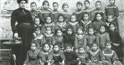 WEEKLYPAIDEIA: ΑΦΙΕΡΩΜΑ ΣΤΑ ΕΛΛΗΝΙΚΑ ΣΧΟΛΕΙΑ ΜΙΑΣ ΑΛΛΗΣ ΕΠΟΧΗΣ
