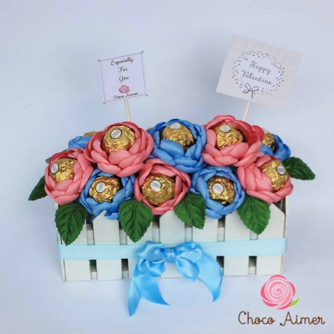 Rangkaian Bunga Valentine Cokelat Fererro Rocher | Toko Bunga Online ...