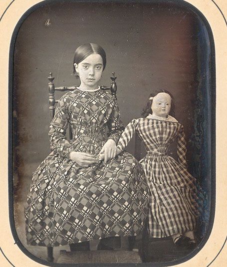 13 Vintage Photos of Little Girls Pose With Their Look-A-Like Dolls ...