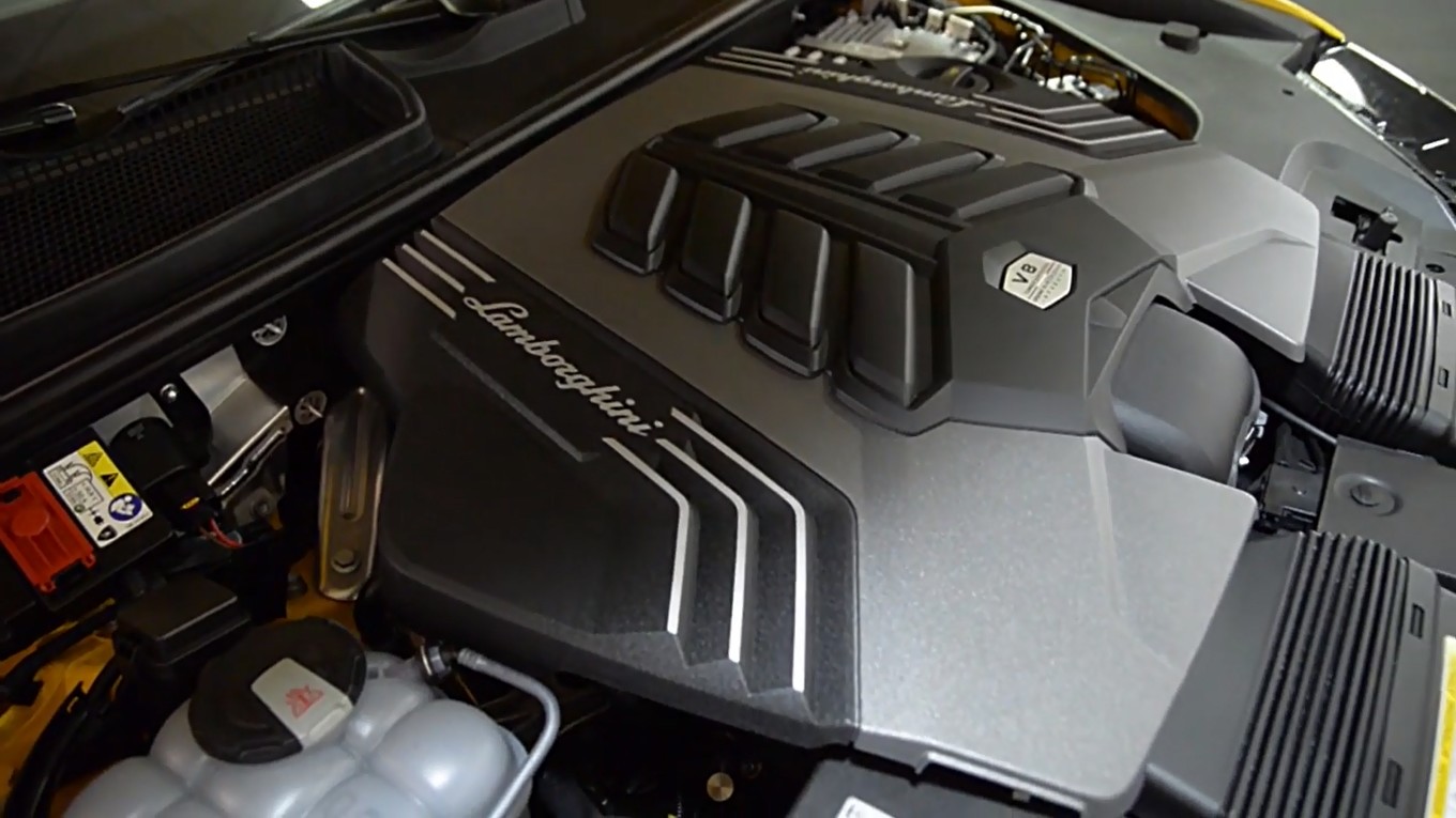 Attractive Super SUV with 650 hp Lamborghini Urus 2019