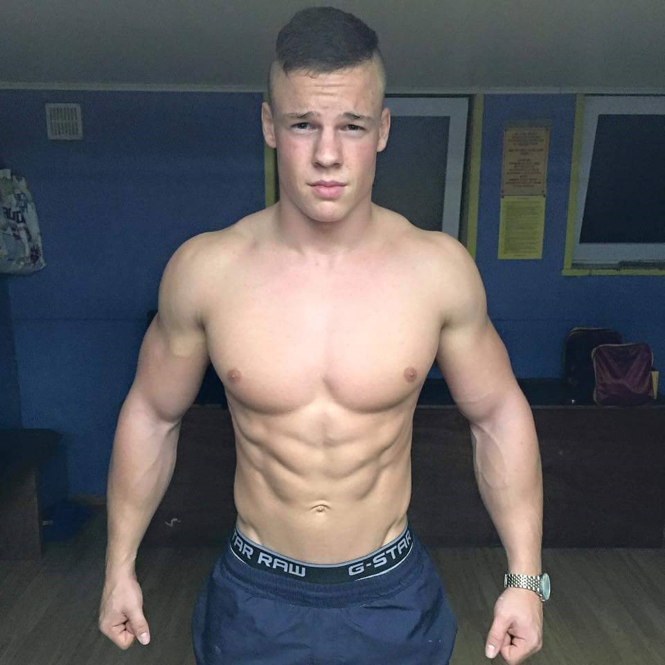 Hot guys: Just keep smiling!