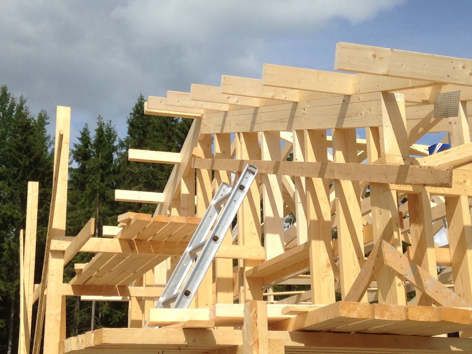 Autotallin runko ja julkisivu