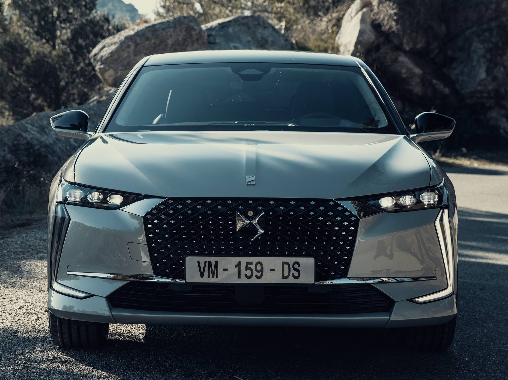 Stellantis apresenta DS-4: SUV compacto com versão híbrida plug-in