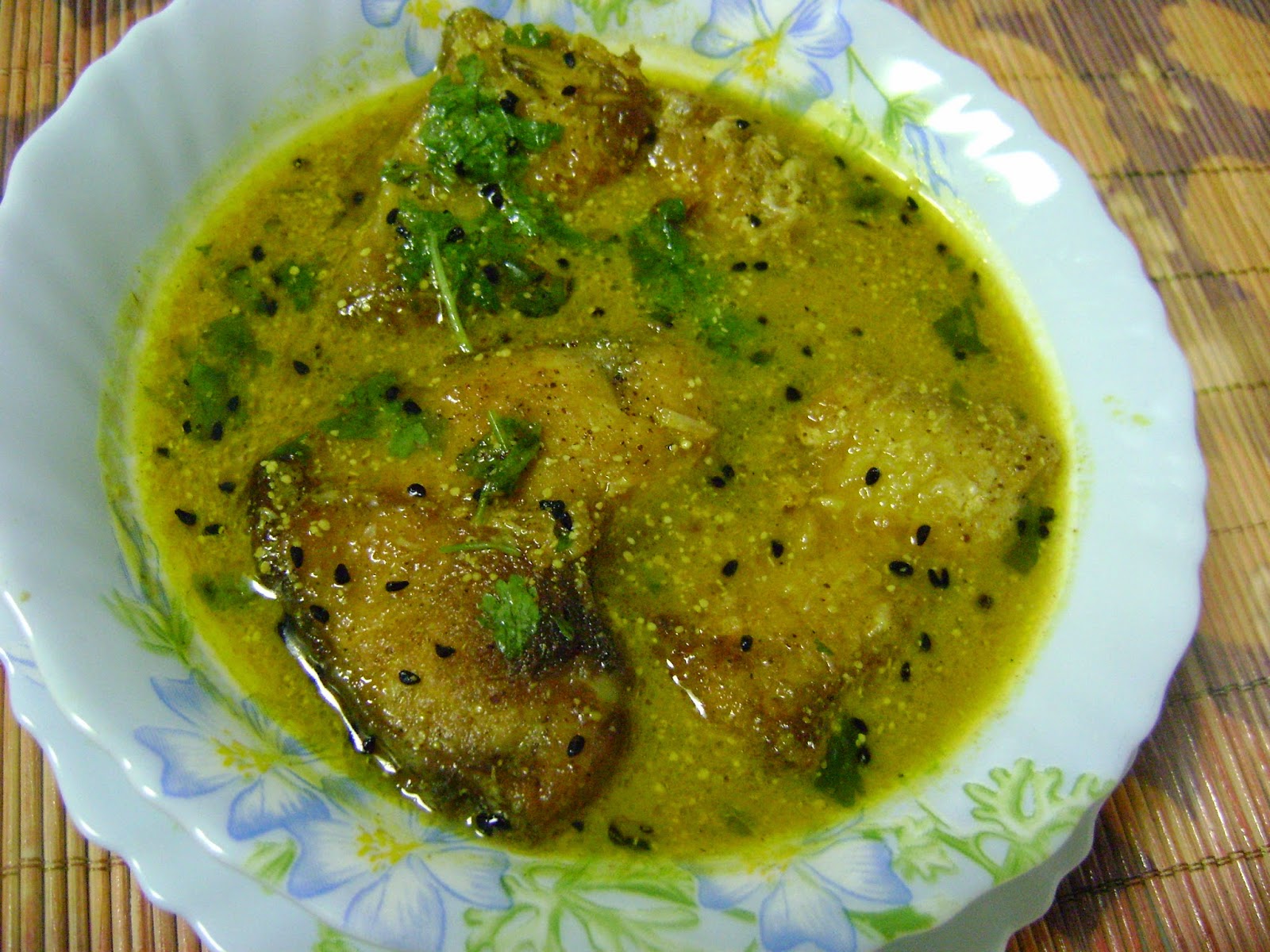 Bethica's Kitchen Flavours: Shorshe Rui Maach (Rohu Fish in Mustard Gravy)