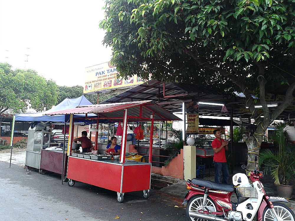 Stall Nasi lemak di pintu masuk gerai Pak Tam