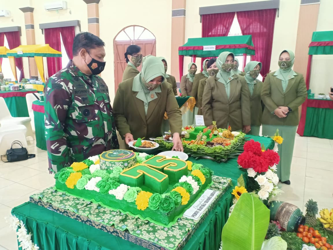 Acara Puncak HUT ke-75 Persit Kartika Chandra, Bagikan Tali Asih Kepada ...