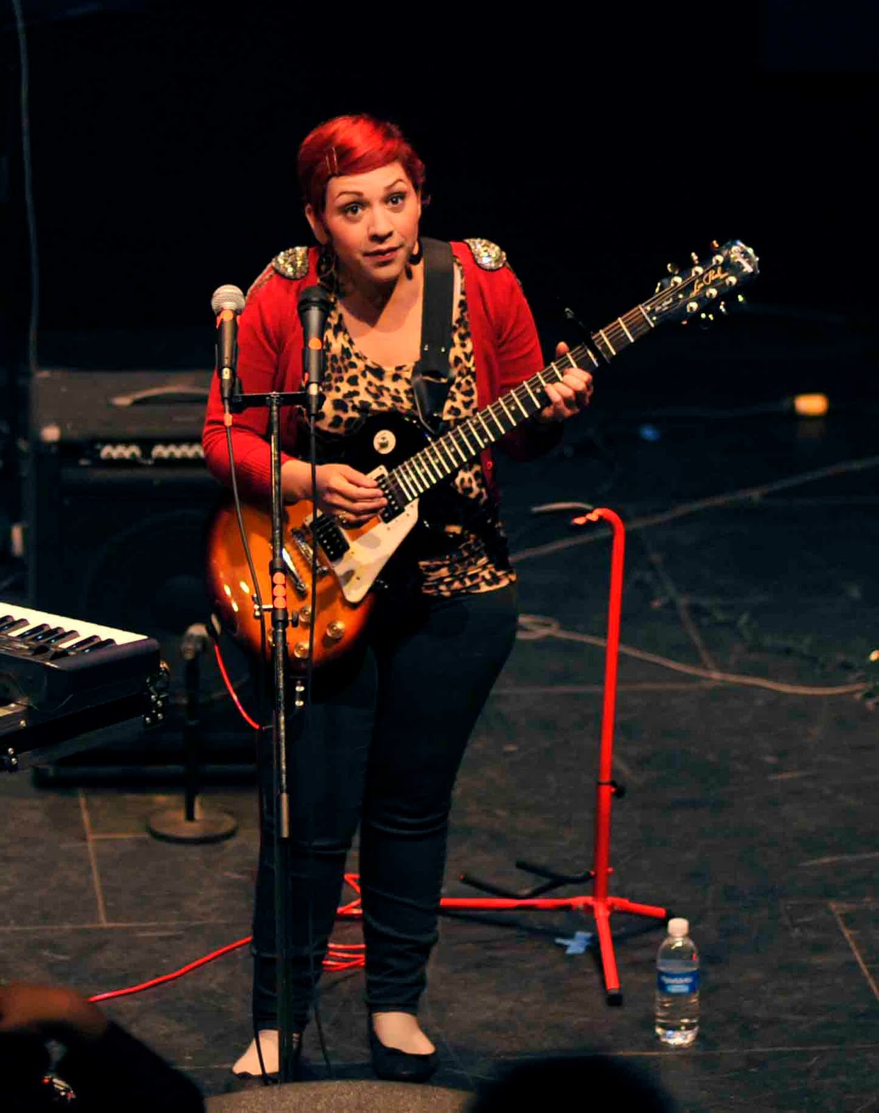 CRONICA ENSENADENSE: -- KARLA MORRISON SE PRESENTO EN CEARTE