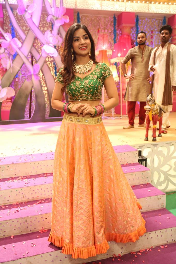 Kashmira Pardeshi Cute Navel Pics On The Sets Of Movie Nartanasala ...