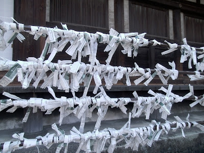 Rheumatologe: Paper Strips at Japanese Shinto Shrines and Buddhist Temples