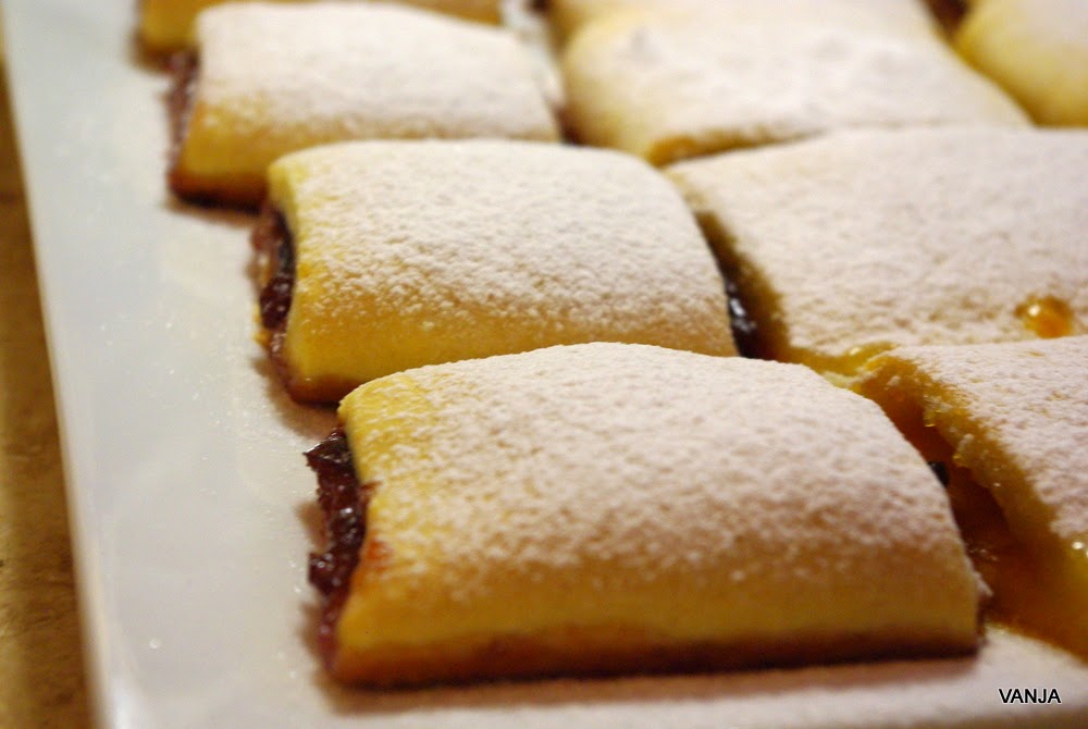 ENA LEVA, ENA DESNA: MINI ŠTRUDLI Z MARMELADO