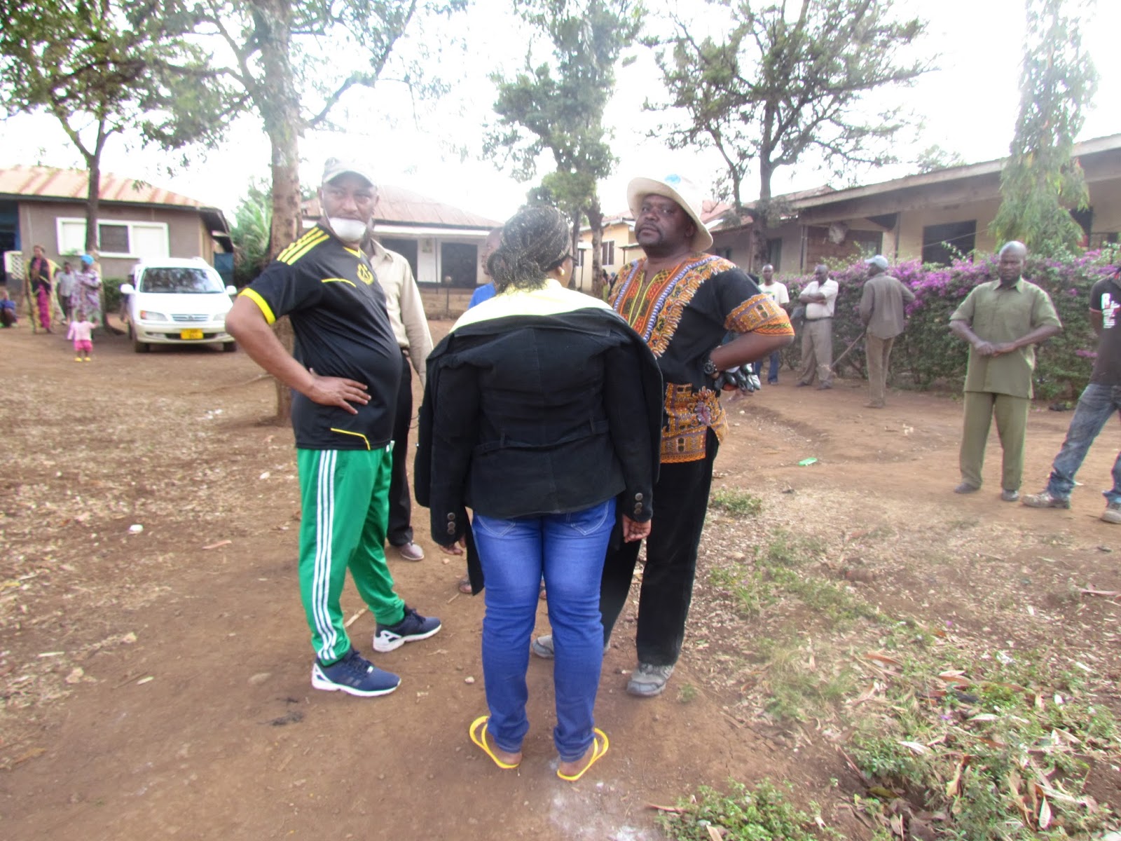 TIZAMA PICHA ZA MH. DAVIS MOSHA AKIFANYA USAFI NA WANANCHI WA MANISPAA ...