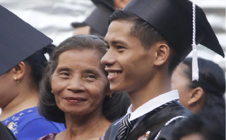 Larawan ng 'proud' nanay sa graduation ng anak, umantig sa puso ng ...