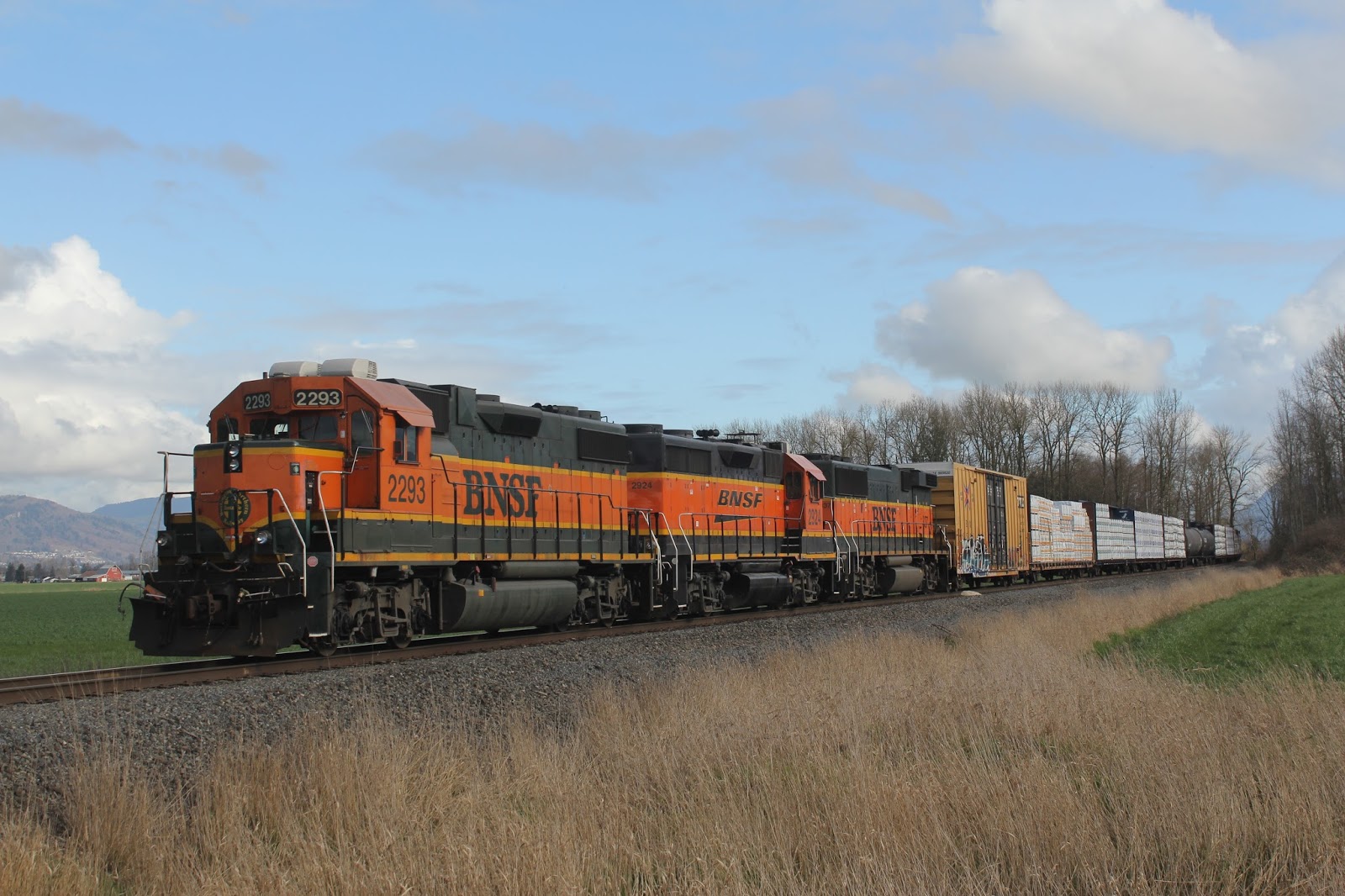 Railfan in Sumas, WA: sunny, BNSF engines 2293/GP38-2, slug 337/GP60B and 3924/GP39-2, 11:45am ...