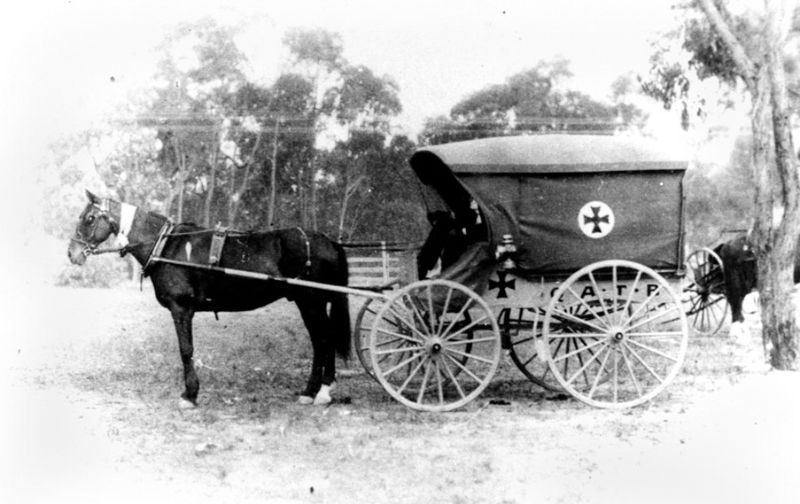 37 Historical Photos That Show Early Ambulances Over 100 Years Ago ...