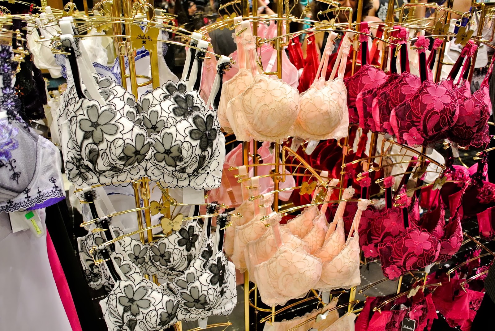 Strings of Memories: Wacoal Salute "Reigning Supreme" Showcase