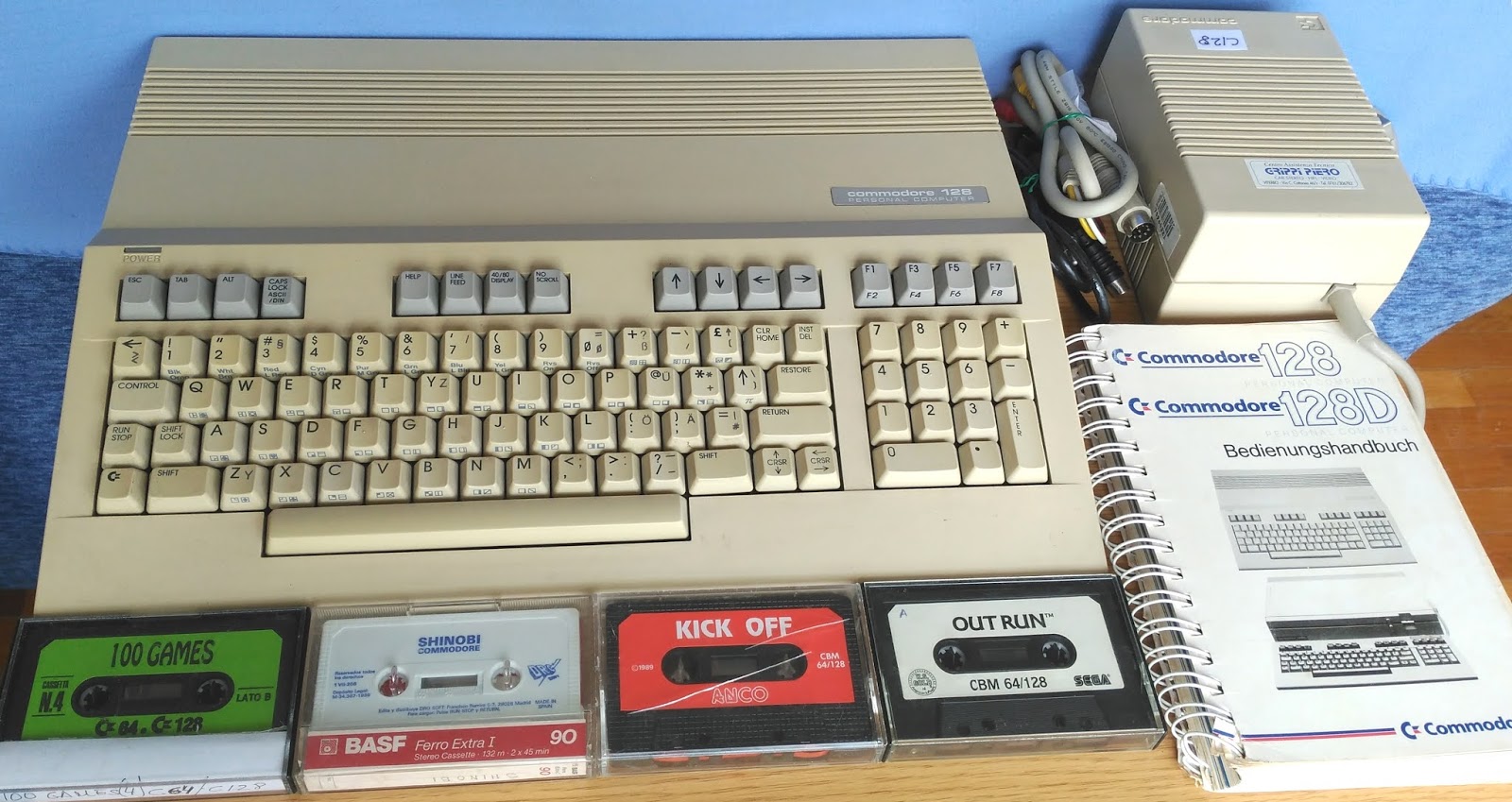 Retro Ordenadores Orty: Commodore 128 (1985) (teclado "qwerty" y "qwertz")