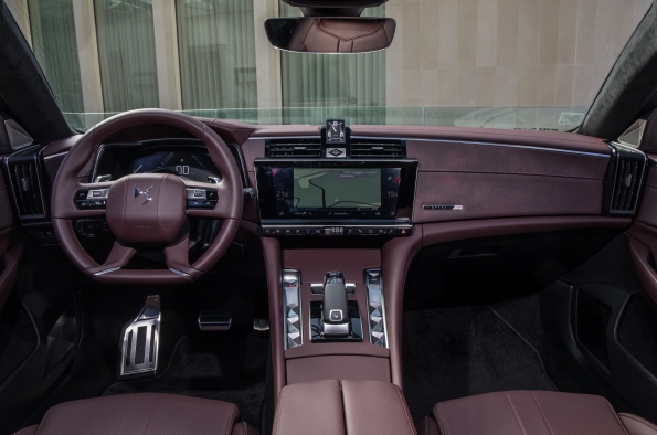 El DS 9 es una berlina de tres cuerpos que transmite el poder de la ...