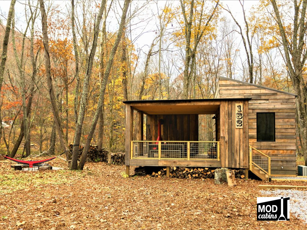 TINY HOUSE TOWN: Cabin Sweet Cabin (330 Sq Ft)