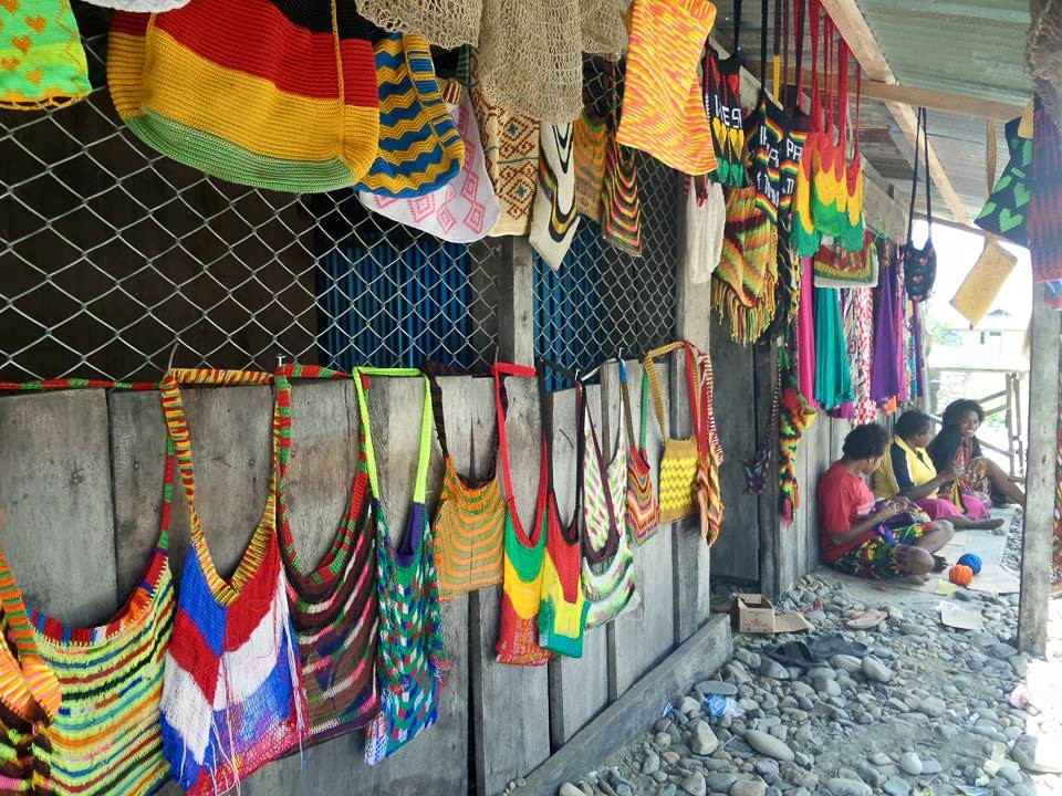 KABAR MAPEGAA: Foto: Penjual Noken Mama-mama Papua Di Timika