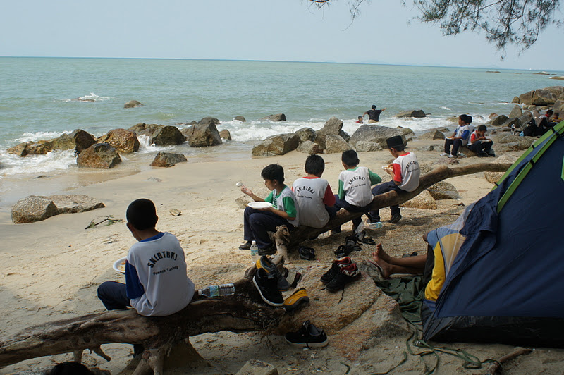 Cempaka Biru: Berkelah di Pantai Maimi
