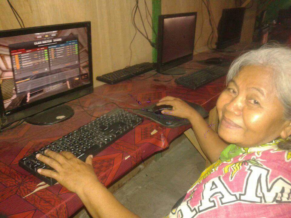 Foto Nenek-Nenek Lagi Main Point Blank Jadi Viral di Facebook ...