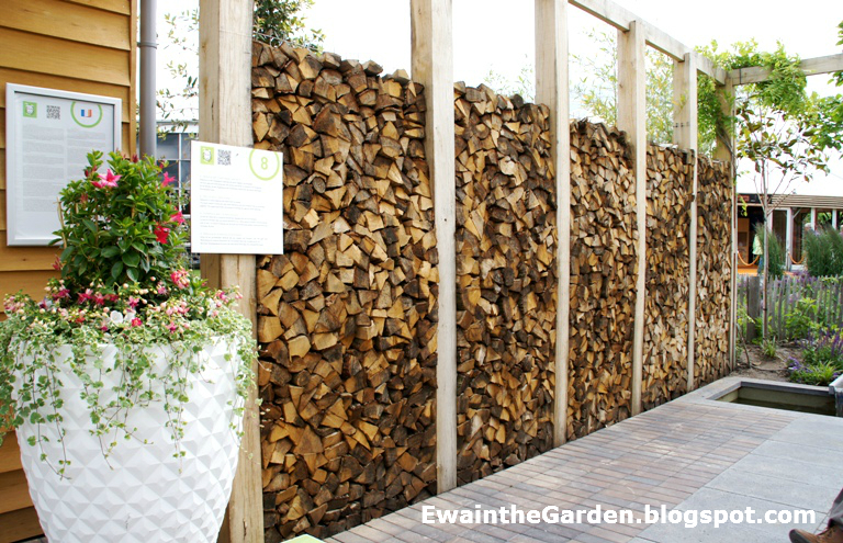 Ewa in the Garden: Do you like this cute affordable DIY fencing?