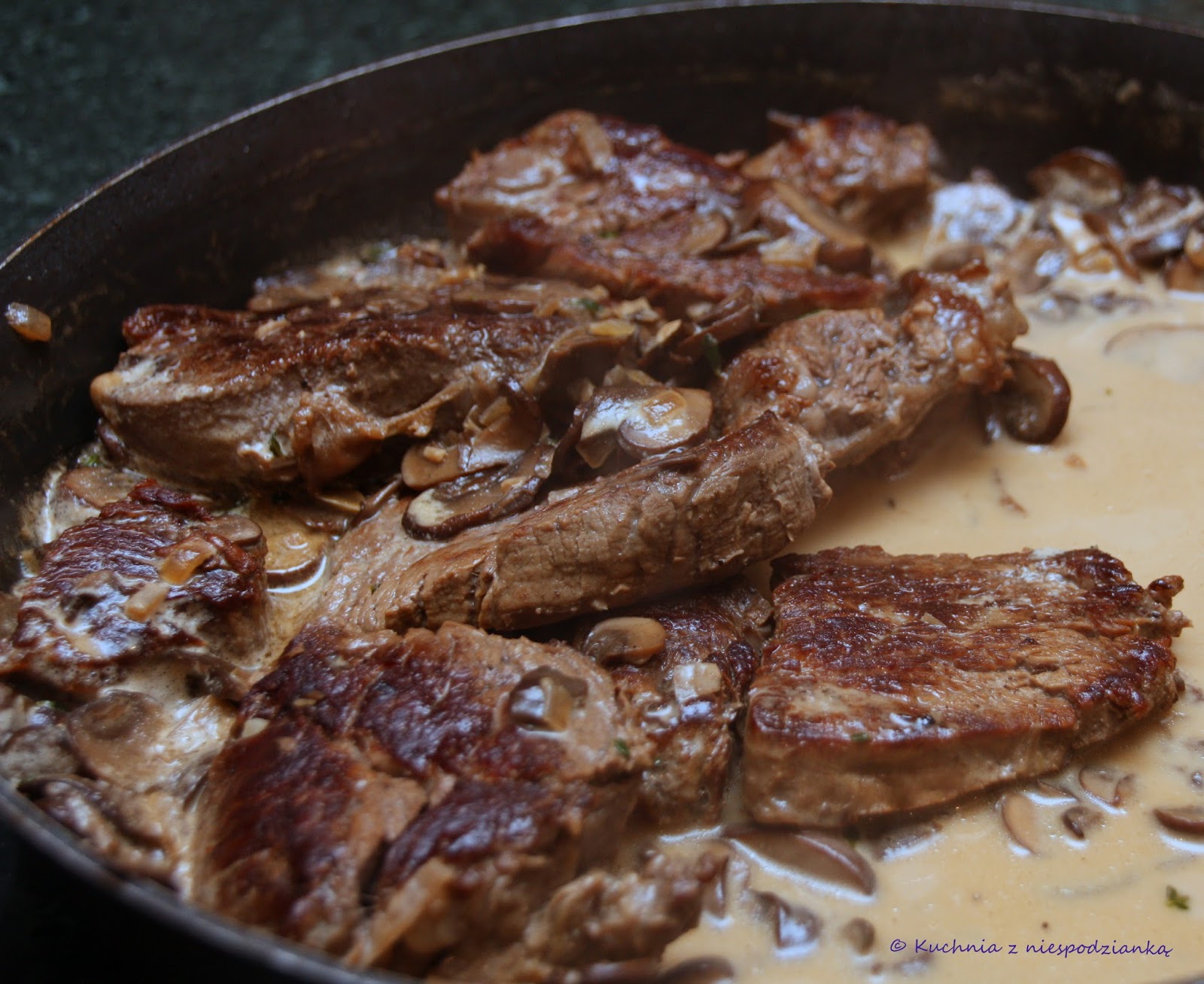 Kuchnia z niespodzianką: Steki z polędwicy wołowej w sosie grzybowym