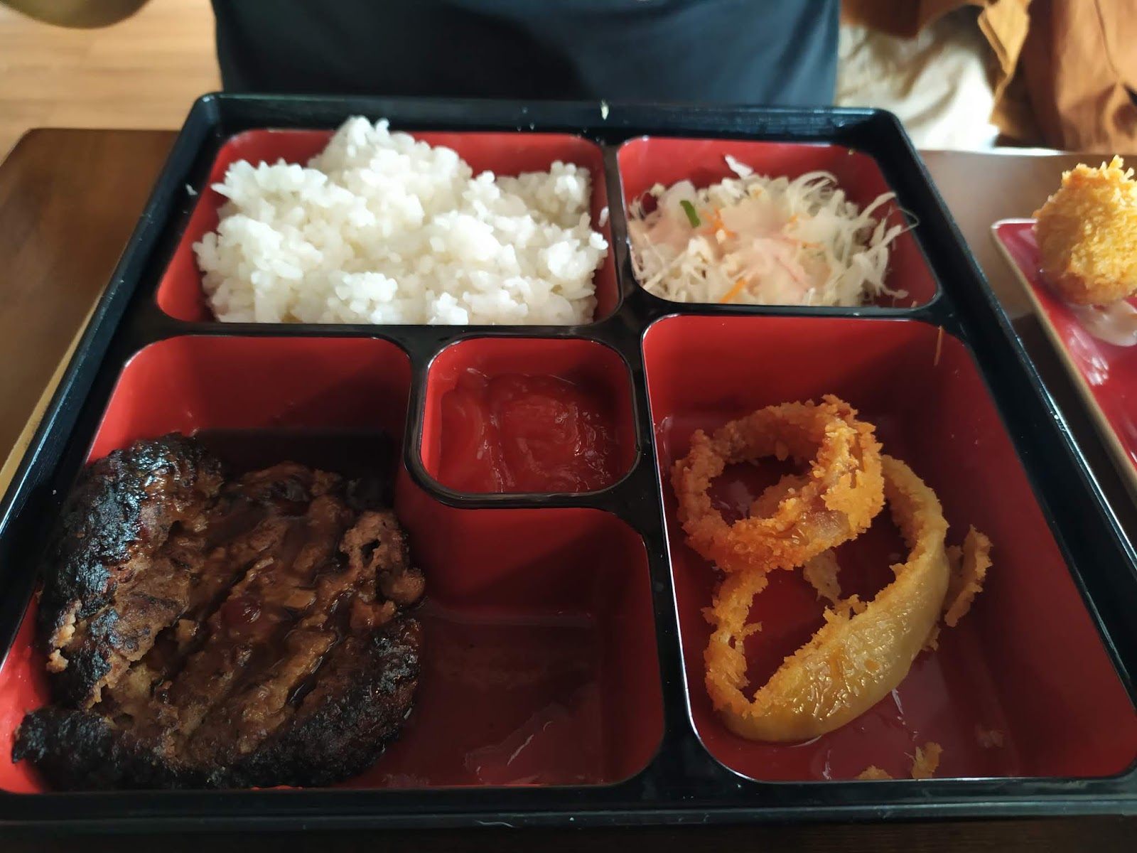 MAKAN SIANG DI ROPPAN KOMSEN JATIASIH - ESCAPEE