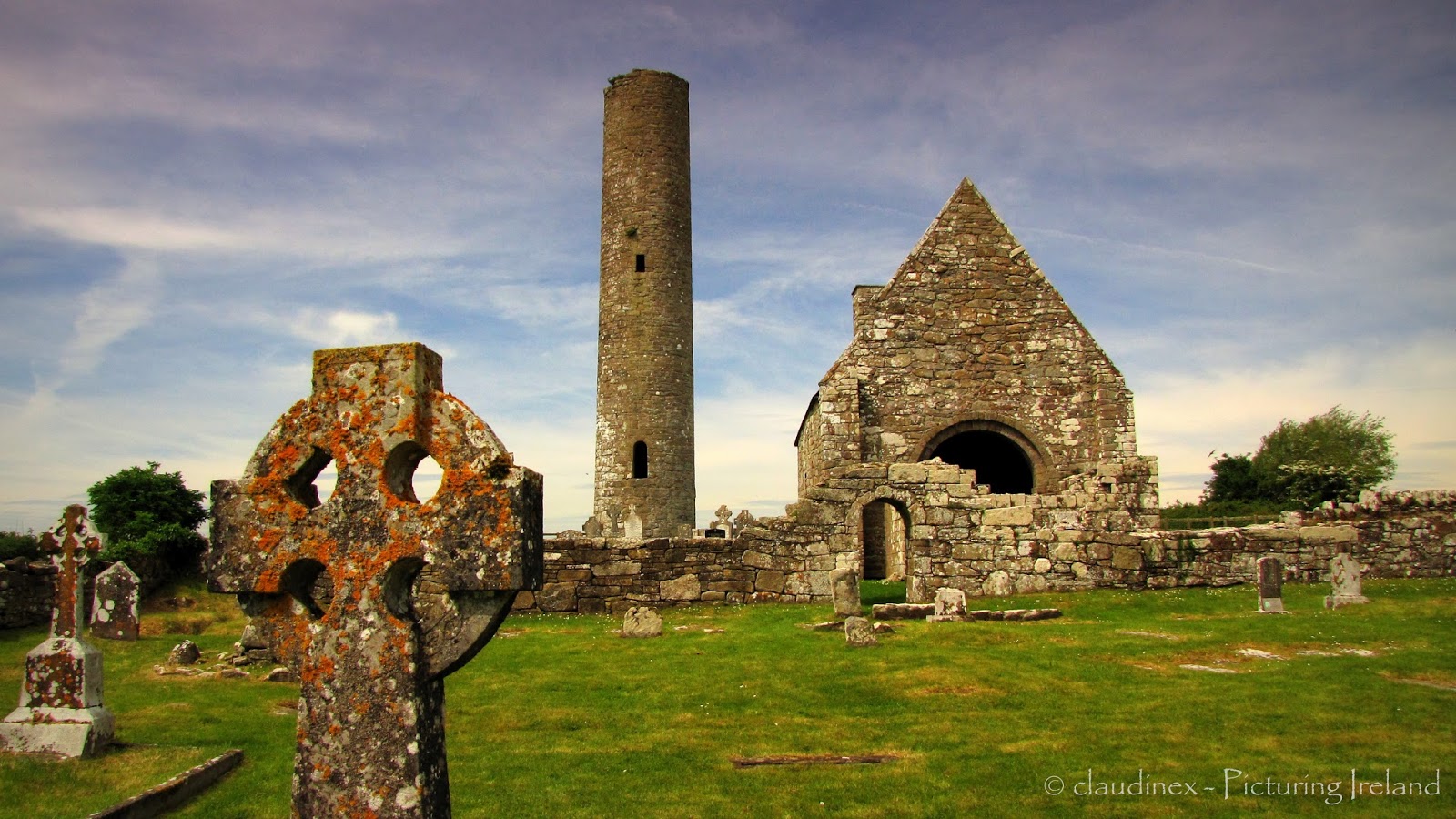 Picturing Ireland : Inis Cealtra, the "Holy Island" in Lough Derg, Co ...