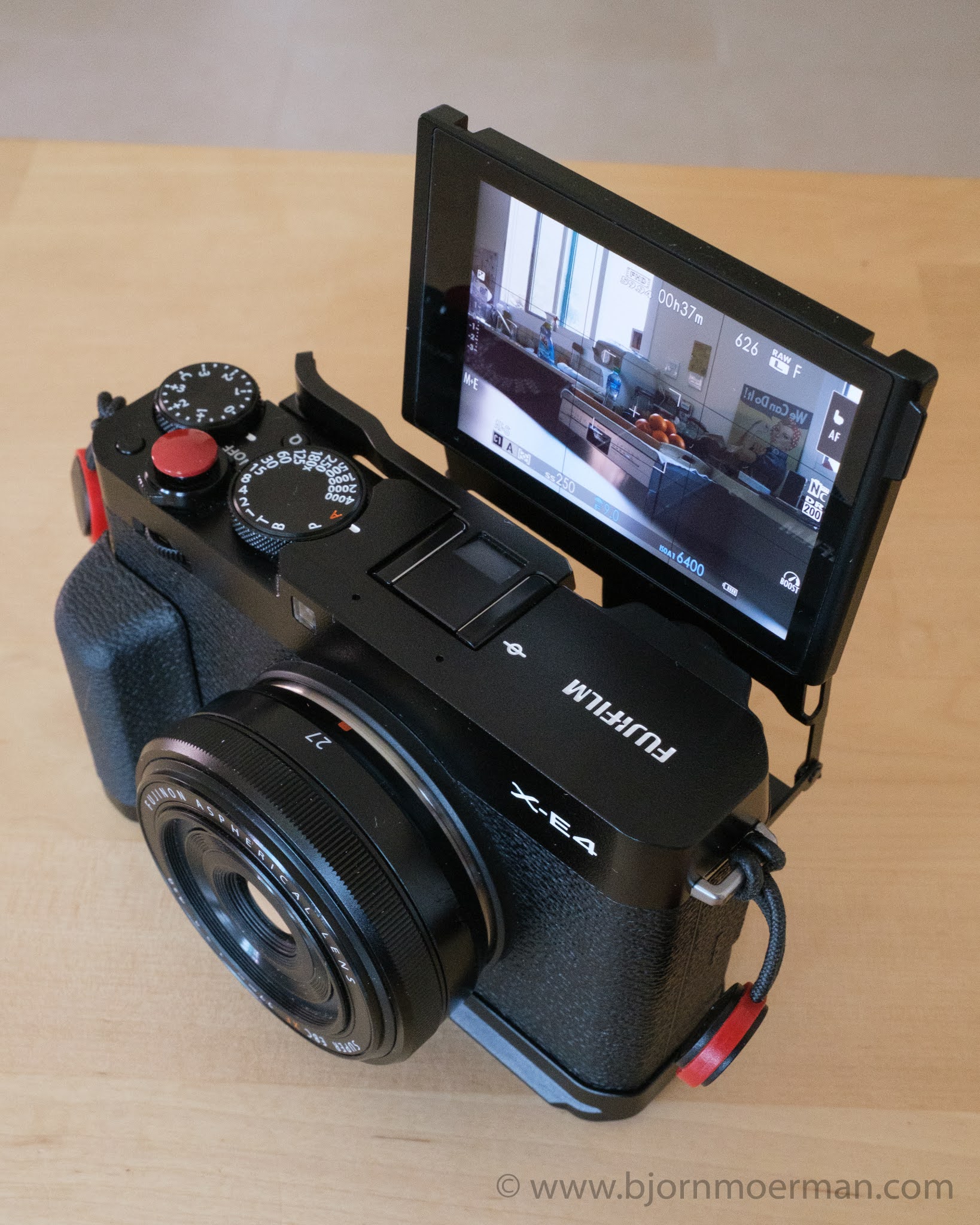 BEST STREET PHOTOGRAPHY CAMERA: FUJIFILM X-100V or X-E4?