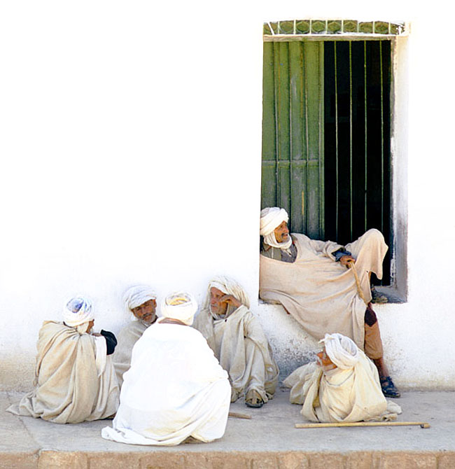 Fascinating Humanity: Algeria: Old Shawiya Berbers Conversing