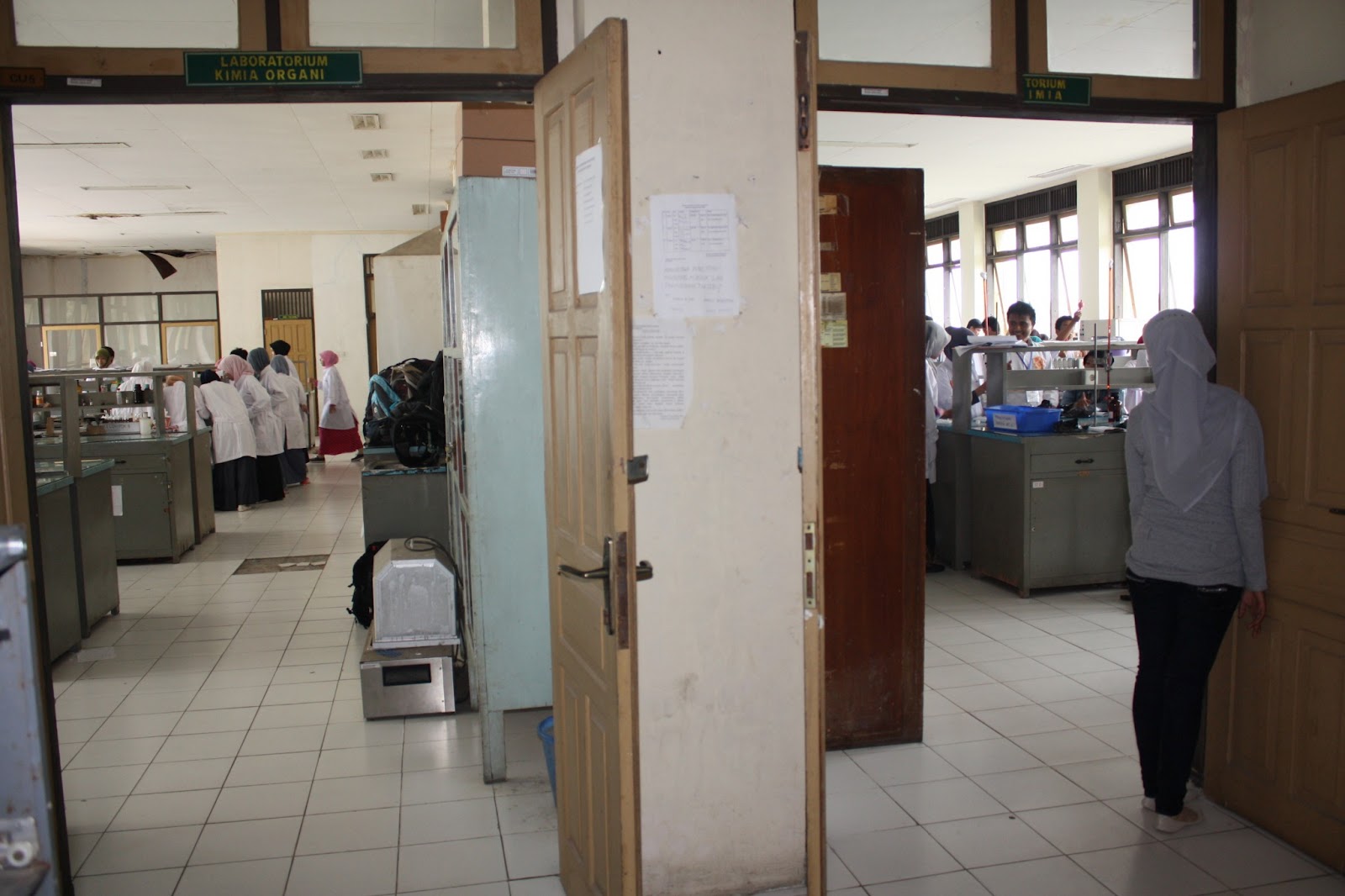 Tumbuhan Obat dan Sains: Kegiatan di Laboratorium Kimia UNP