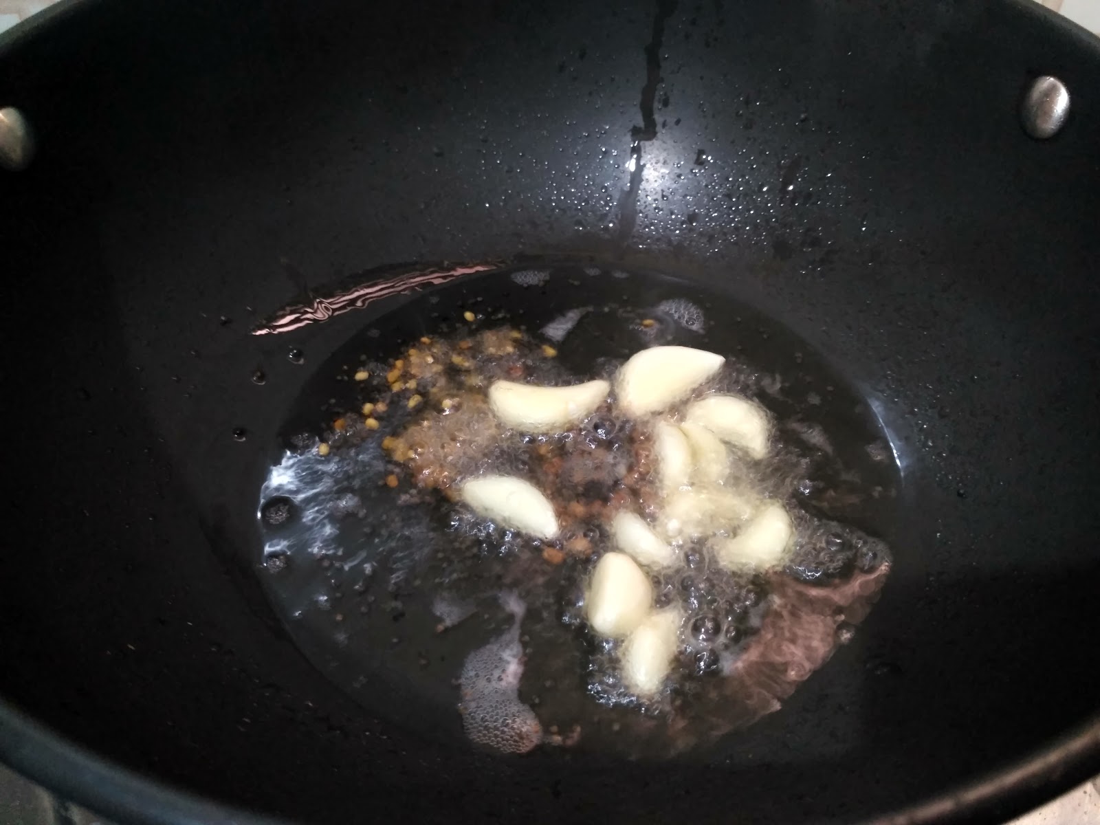 Tamil yummy recipes: Udaitha muttai puli kulambu / egg drop kulambu