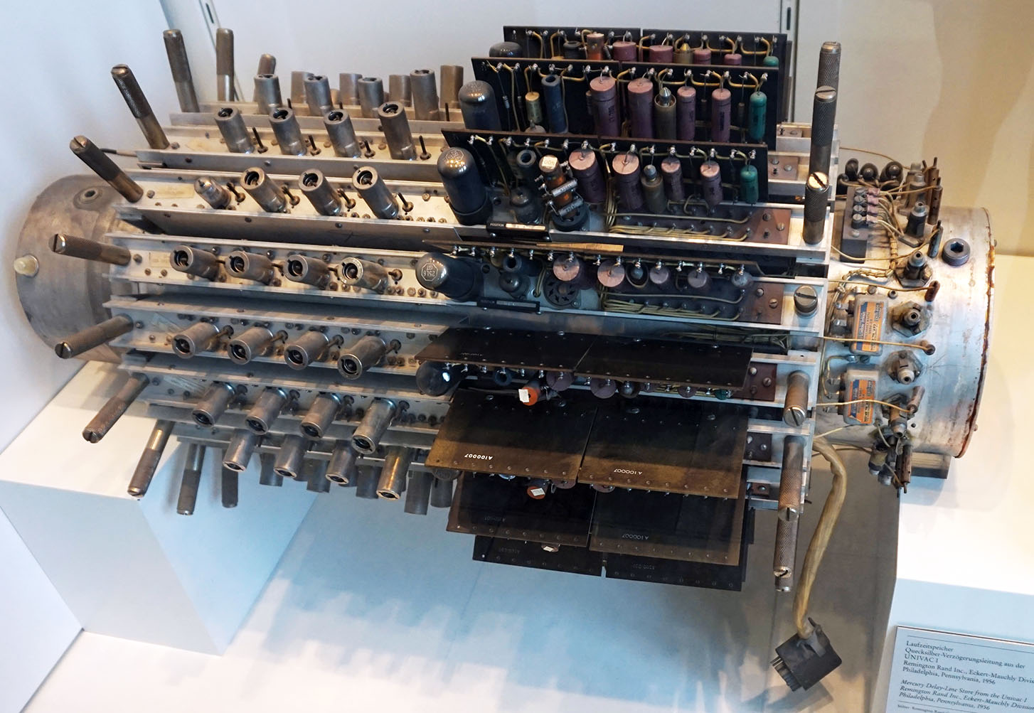 Retromobe - retro mobile phones and other gadgets: UNIVAC I (1951)