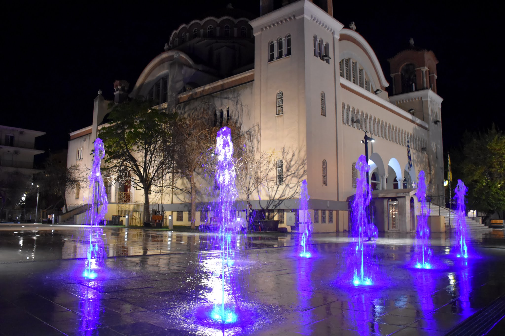 Τα νέα, πολύχρωμα συντριβάνια στην πλατεία Μεταμορφώσεως στο Μοσχάτο ...