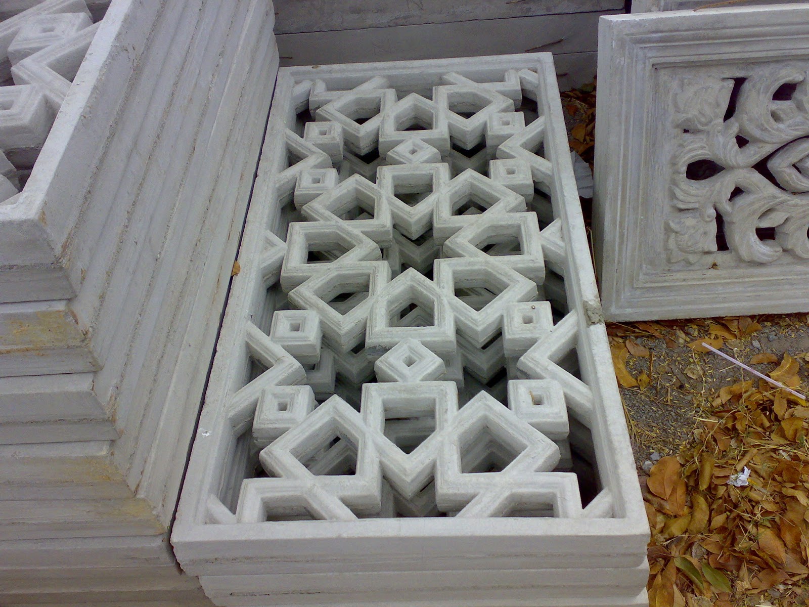 FOUR A ROMAN PILLAR: tiang pagar