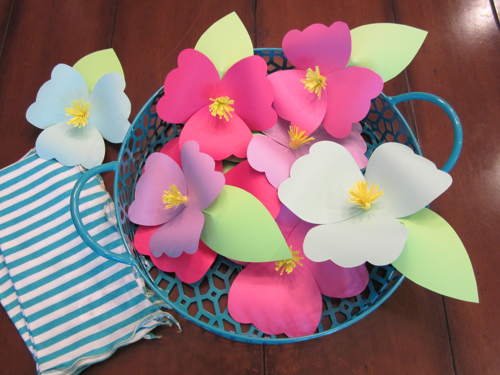 Homemade Luau Party Paper Flowers!: design sprinkle