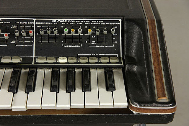 MATRIXSYNTH: Moog Polymoog 203A synthesizer complete with road case ...