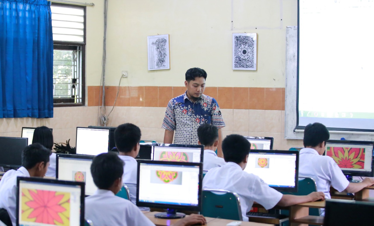 Belajar Desain Grafis di Ekstrakurikuler Multimedia SMP Negeri 9 ...