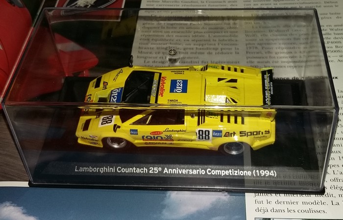 Lamborghini Countach 25° Anniversario Competizione Leo Models 1/43e