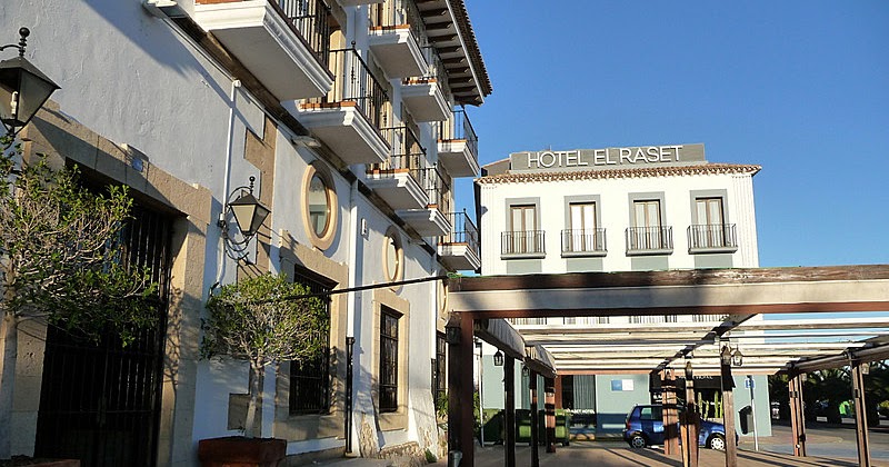 En busca de la cuadratura del círculo: Hotel El Raset