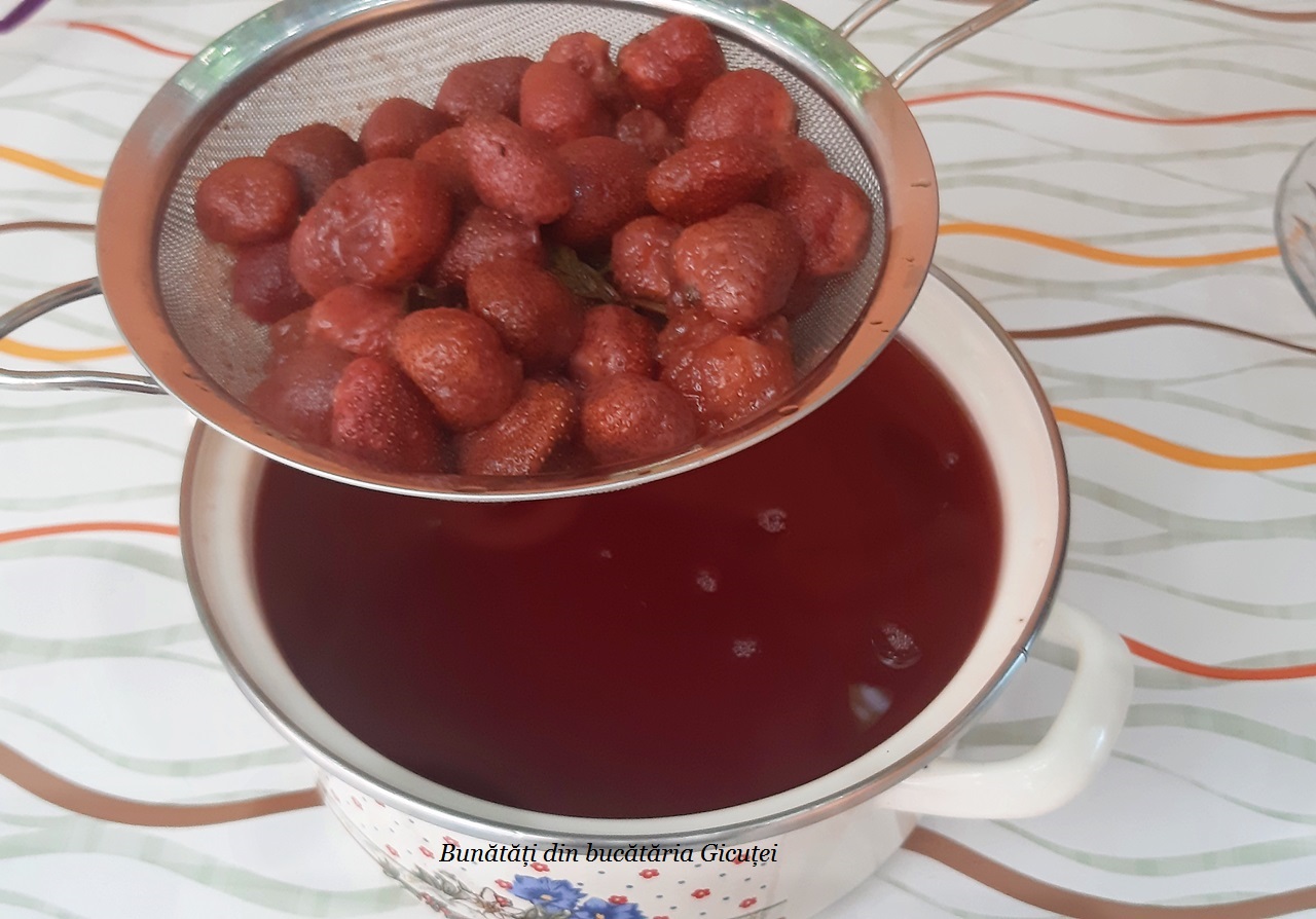 Lichior de capsuni- capsunata - Bunătăți din bucătăria Gicuței