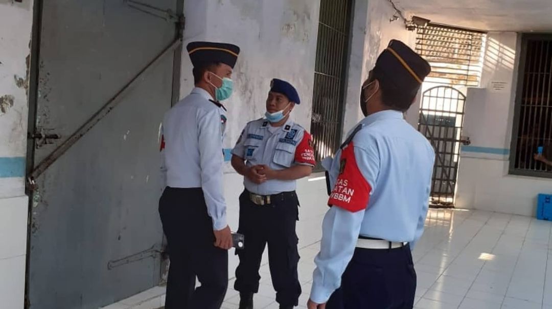 Tetap Siaga dan Waspada, Kalapas Probolinggo Trolling Blok Hunian Warga ... Tetap Siaga dan Waspada, Kalapas Probolinggo Trolling Blok Hunian Warga ...