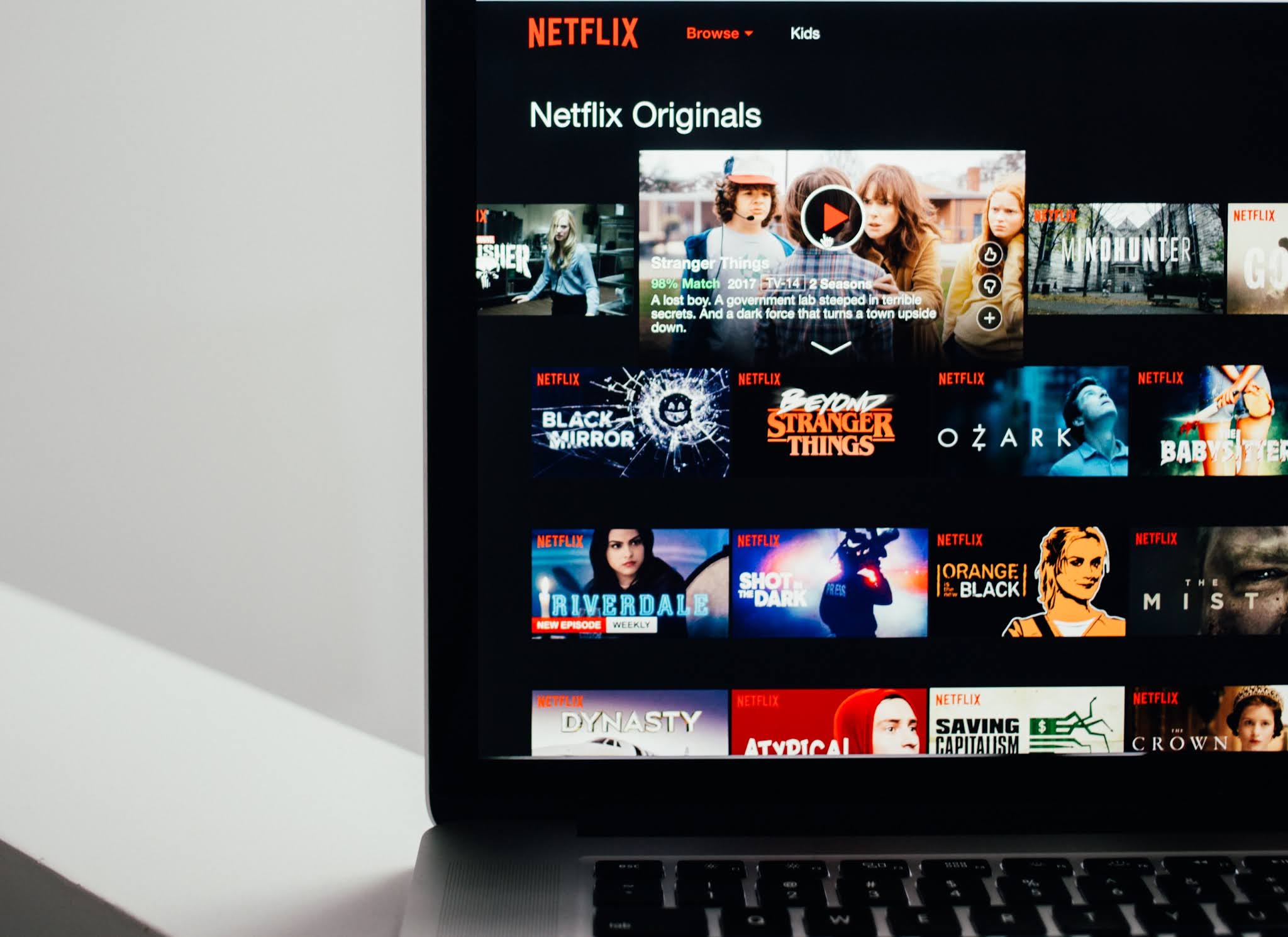 5 Rekomendasi Serial Netflix Untuk Menemani Libur dan PSBB - Racun ...