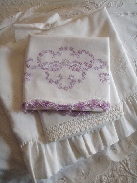 Cabin & Cottage : A Little Linen Love