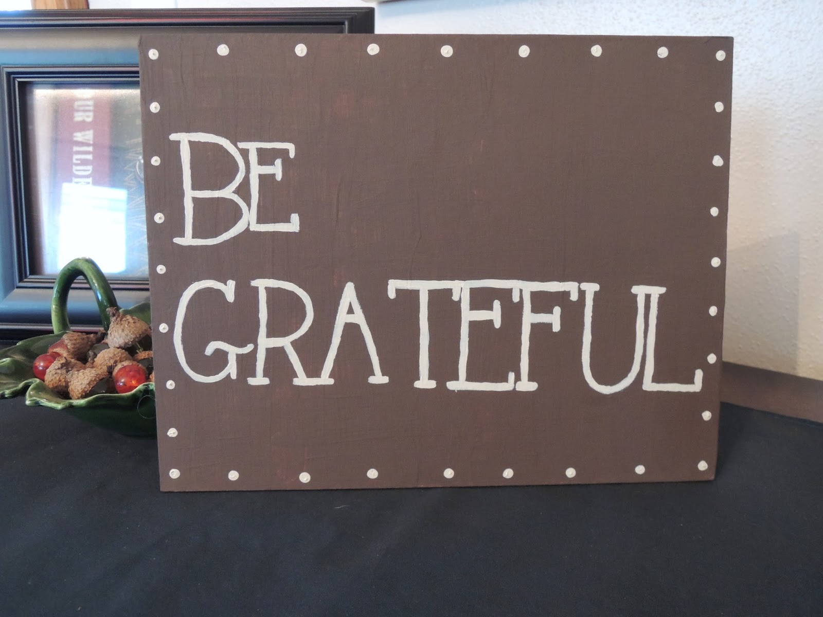 Holly Goes Lightly: DIY "Be Grateful" Sign