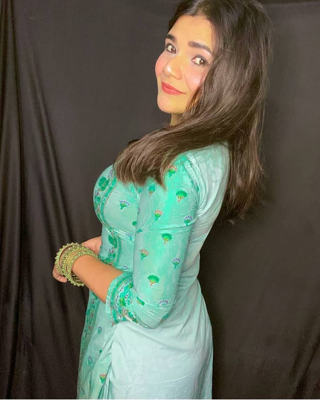 Beautiful Model Swati Mishra in Suit Photos - shoutoutly