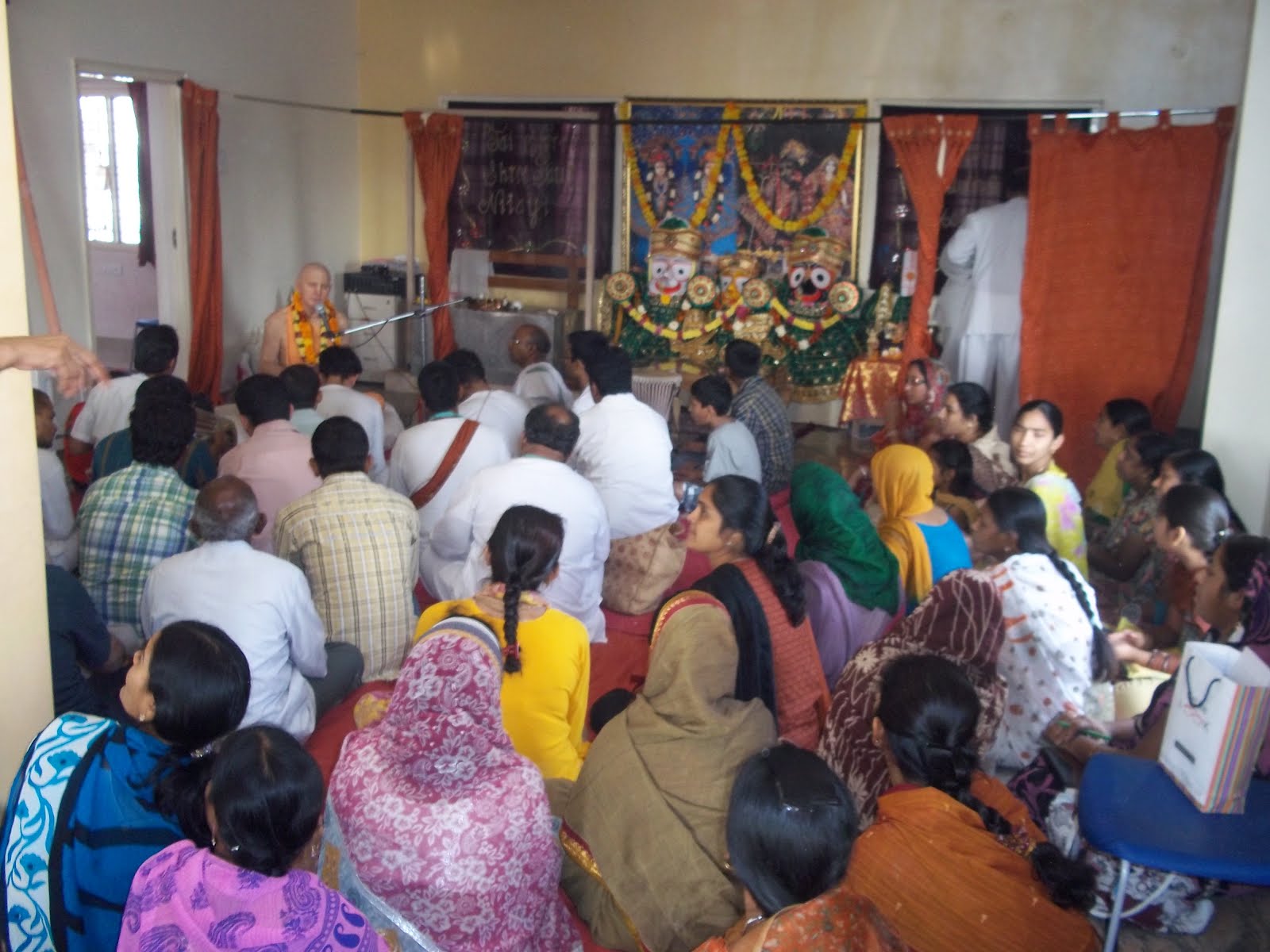 Sri Sri Radhagopinath Ashram: BHAGWATAM CLASS AT ISKCON BASE ...