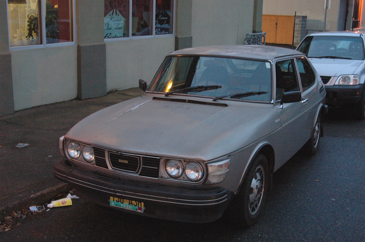 OLD PARKED CARS.: One Day, Two Saabs: 1975 Saab 99 EMS.